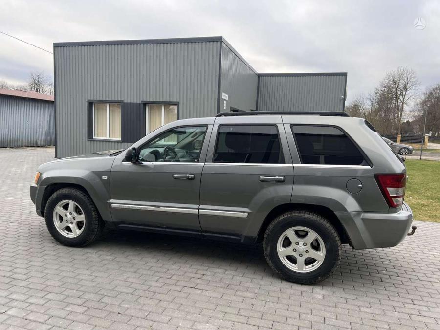 Grey Jeep Grand Cherokee 2006 in Kretinga, with an engine capacity of 2.99 L and mileage of 275 thousand km for 4850 €, photo 9 on AUTOMOTO.COM.LV
