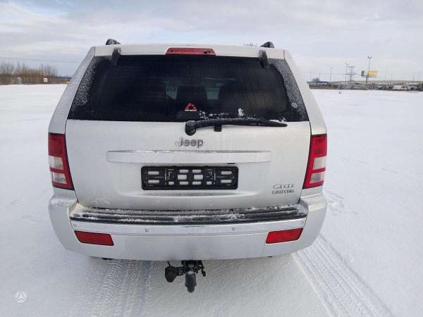 Grey Jeep Grand Cherokee 2006 in Marijampole, with an engine capacity of 3.00 L and mileage of 257 thousand km for 4750 €, photo 8 on AUTOMOTO.COM.LV