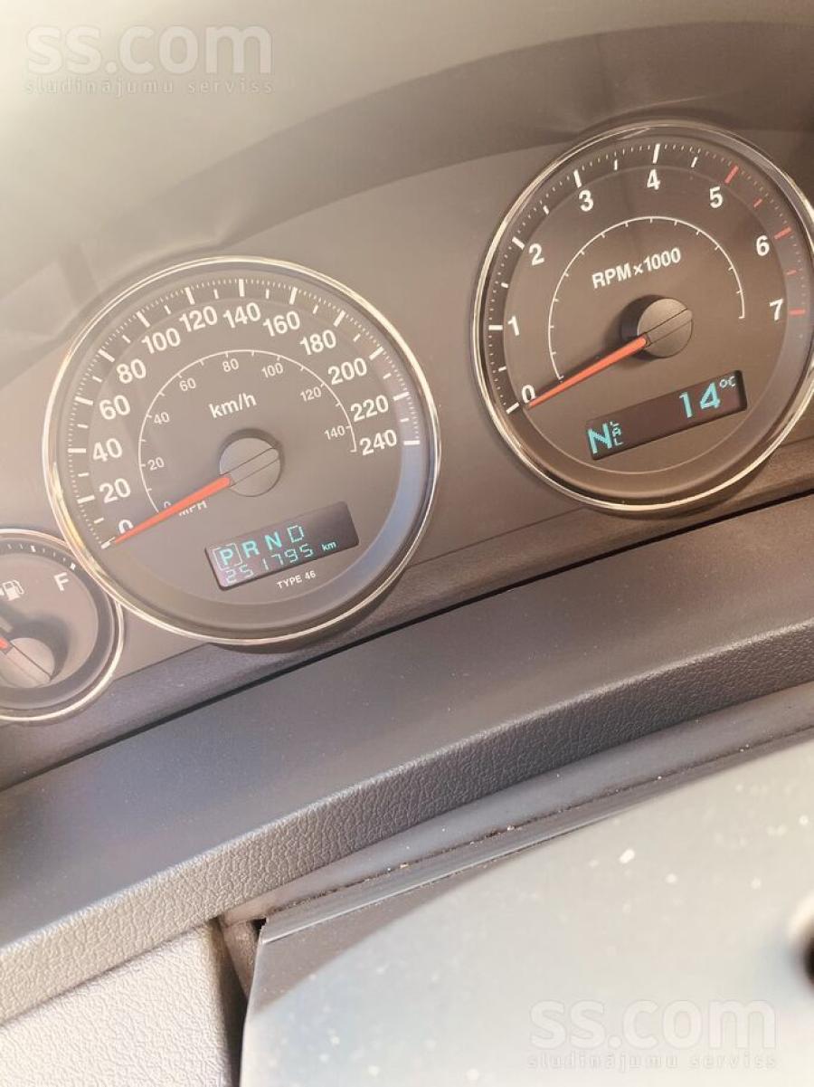 Grey Jeep Grand Cherokee 2006 in Riga, with an engine capacity of 3.00 L and mileage of 251 thousand km for 3900 €, photo 8 on AUTOMOTO.COM.LV