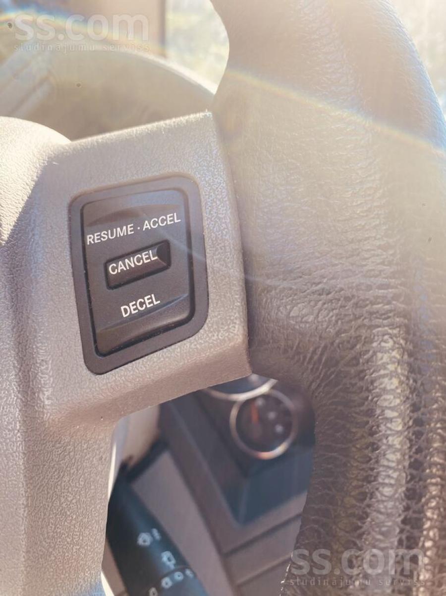 Grey Jeep Grand Cherokee 2006 in Riga, with an engine capacity of 3.00 L and mileage of 251 thousand km for 3900 €, photo 9 on AUTOMOTO.COM.LV