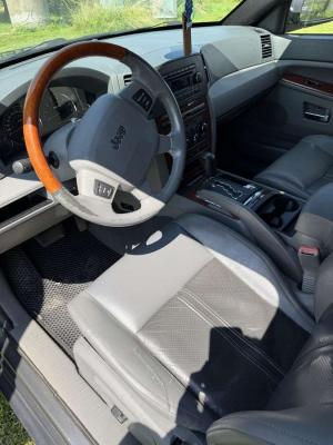 Grey Jeep Grand Cherokee 2006 in Sirvintos, with an engine capacity of 2.99 L and mileage of 380 thousand km for 5700 €, photo 16 on AUTOMOTO.COM.LV