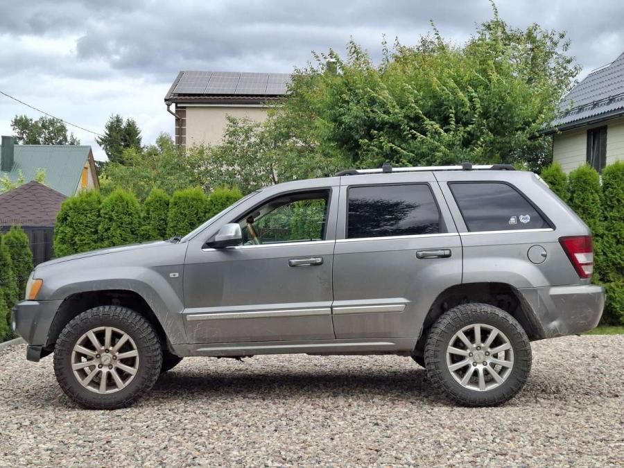 Grey Jeep Grand Cherokee 2006 in Vilnius, with an engine capacity of 2.99 L and mileage of 311 thousand km for 4500 €, photo 3 on AUTOMOTO.COM.LV