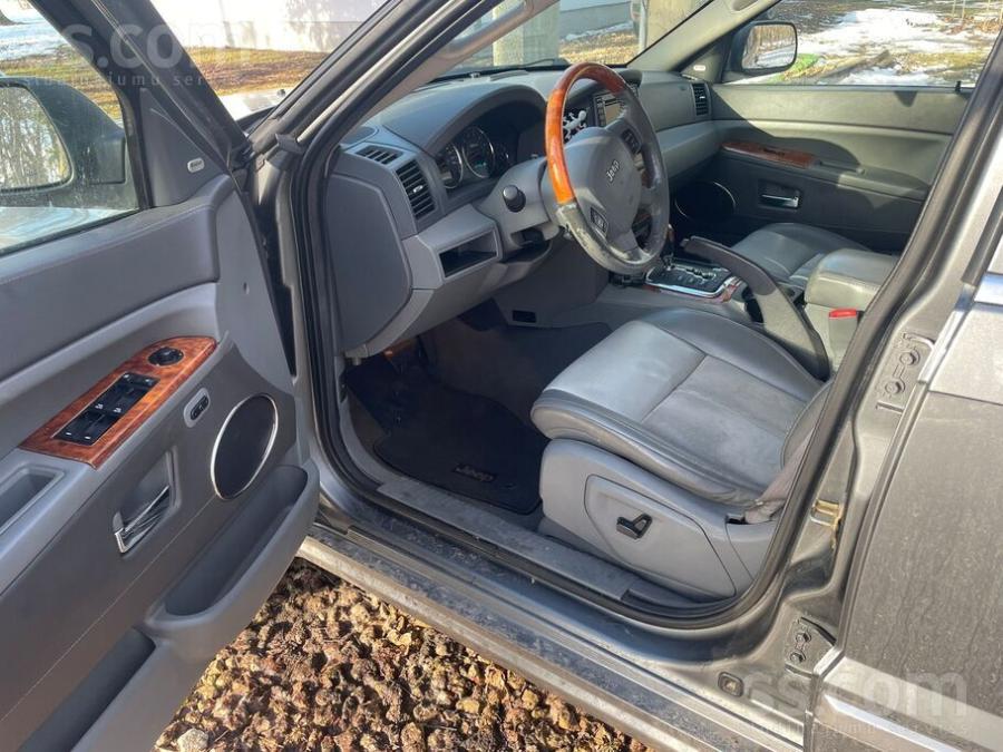 Grey Jeep Grand Cherokee 2007 in Riga, with an engine capacity of 3.00 L and mileage of 220 thousand km for 5000 €, photo 4 on AUTOMOTO.COM.LV