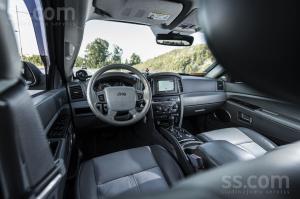 Grey Jeep Grand Cherokee 2007 in Riga, with an engine capacity of 3.00 L and mileage of 252 thousand km for 9950 €, photo 5 on AUTOMOTO.COM.LV