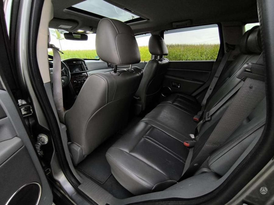Grey Jeep Grand Cherokee 2008 in Marijampole, with an engine capacity of 2.99 L and mileage of 253 thousand km for 5050 €, photo 12 on AUTOMOTO.COM.LV
