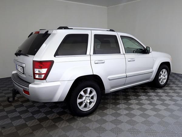 Jeep Grand Cherokee 2008 in Tallinn on AUTOMOTO.COM.LV Grey Jeep Grand Cherokee 2008 in Tallinn, with an engine capacity of 3.00 L and mileage of 306 thousand km for 3999 €, photo 4 on AUTOMOTO.COM.LV