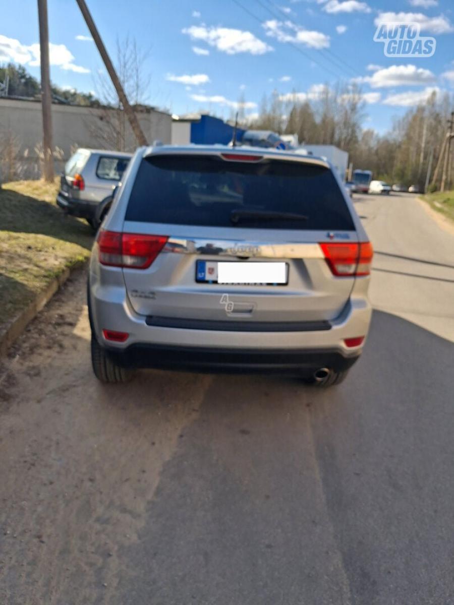 Grey Jeep Grand Cherokee 2011 in Vilnius, with an engine capacity of 3.60 L and mileage of 210 thousand km for 11000 €, photo 3 on AUTOMOTO.COM.LV