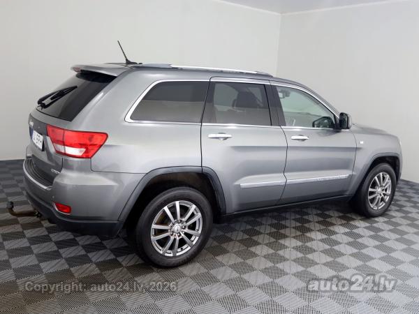 Pelēks Jeep Grand Cherokee 2011 Tallina, ar dzinēja tilpumu 3.00 L un nobraukumu 334 tūkst. km par 2699 €, foto 3 vietnē AUTOMOTO.COM.LV