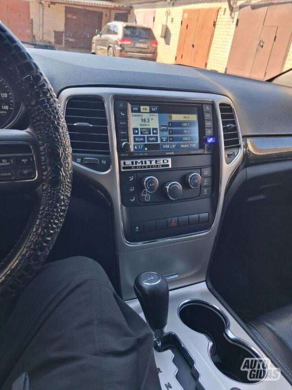 Grey Jeep Grand Cherokee 2011 in Visaginas, with an engine capacity of 3.60 L and mileage of 211 thousand km for 10300 €, photo 2 on AUTOMOTO.COM.LV