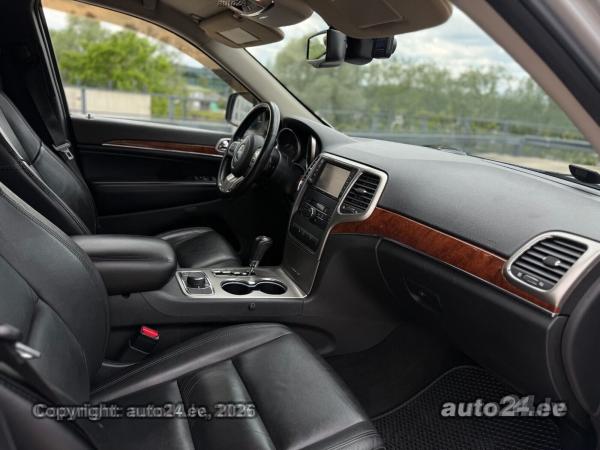 Grey Jeep Grand Cherokee 2011 in Tartu, with an engine capacity of 3.00 L and mileage of 268 thousand km for 7999 €, photo 10 on AUTOMOTO.COM.LV