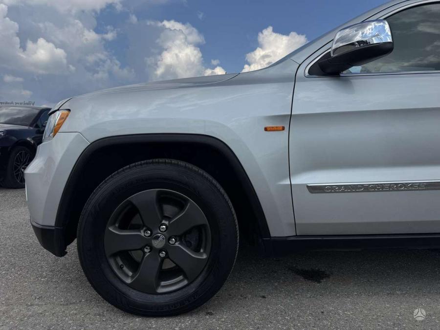 Pelēks Jeep Grand Cherokee 2011 Viļņa, ar dzinēja tilpumu 3.60 L un nobraukumu 216 tūkst. km par 6990 €, foto 13 vietnē AUTOMOTO.COM.LV