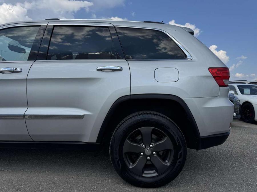Pelēks Jeep Grand Cherokee 2011 Viļņa, ar dzinēja tilpumu 3.60 L un nobraukumu 216 tūkst. km par 6990 €, foto 14 vietnē AUTOMOTO.COM.LV