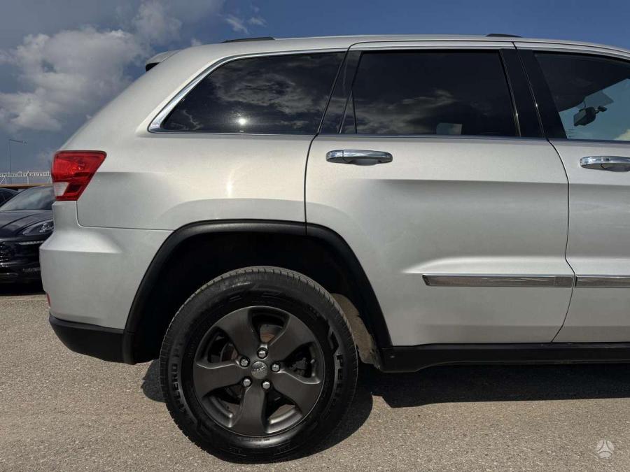 Pelēks Jeep Grand Cherokee 2011 Viļņa, ar dzinēja tilpumu 3.60 L un nobraukumu 216 tūkst. km par 6990 €, foto 16 vietnē AUTOMOTO.COM.LV