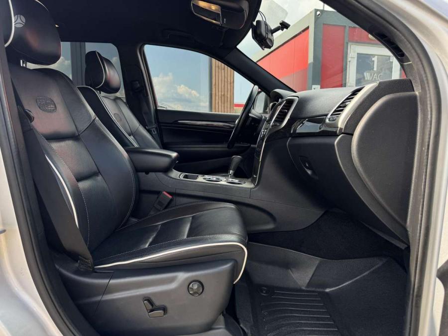 Pelēks Jeep Grand Cherokee 2011 Viļņa, ar dzinēja tilpumu 3.60 L un nobraukumu 216 tūkst. km par 6990 €, foto 24 vietnē AUTOMOTO.COM.LV