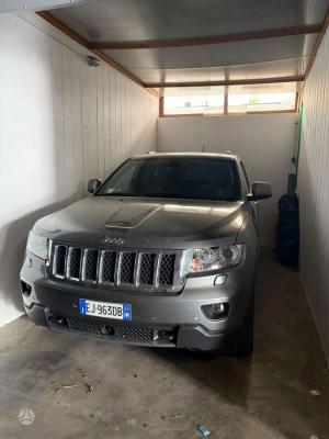 Pelēks Jeep Grand Cherokee 2011 Kauņa, ar dzinēja tilpumu 2.99 L un nobraukumu 154 tūkst. km par 11900 €, foto  vietnē AUTOMOTO.COM.LV