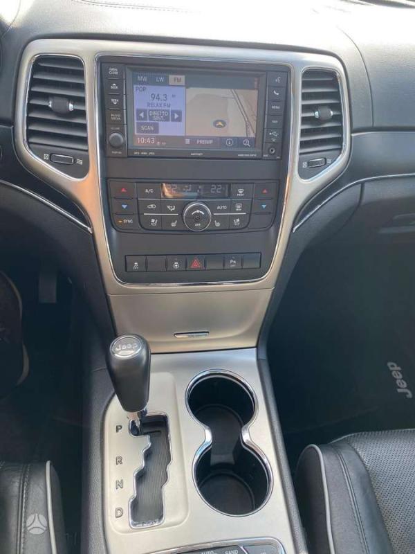 Grey Jeep Grand Cherokee 2011 in Panevezys, with an engine capacity of 2.99 L and mileage of 155 thousand km for 8500 €, photo 10 on AUTOMOTO.COM.LV