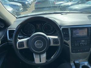 Grey Jeep Grand Cherokee 2011 in Panevezys, with an engine capacity of 2.99 L and mileage of 155 thousand km for 8500 €, photo 13 on AUTOMOTO.COM.LV