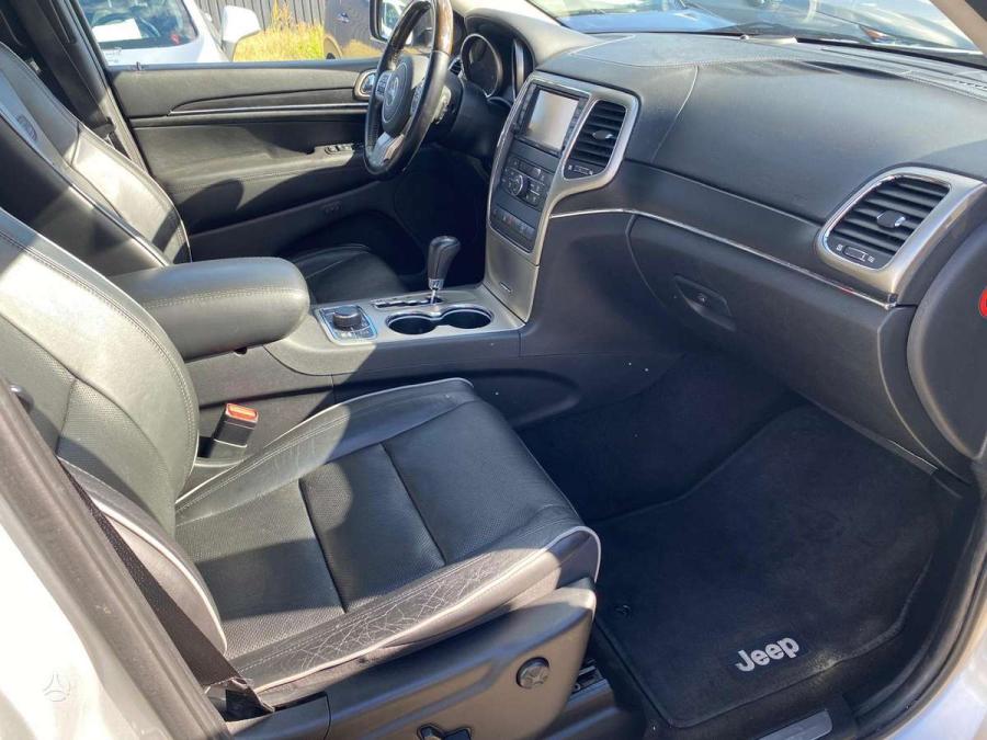 Grey Jeep Grand Cherokee 2011 in Panevezys, with an engine capacity of 2.99 L and mileage of 155 thousand km for 8500 €, photo 15 on AUTOMOTO.COM.LV