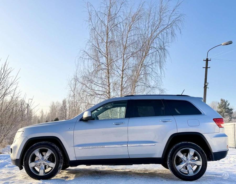 Grey Jeep Grand Cherokee 2012 in Siauliai, with an engine capacity of 2.99 L and mileage of 244 thousand km for 10950 €, photo 13 on AUTOMOTO.COM.LV