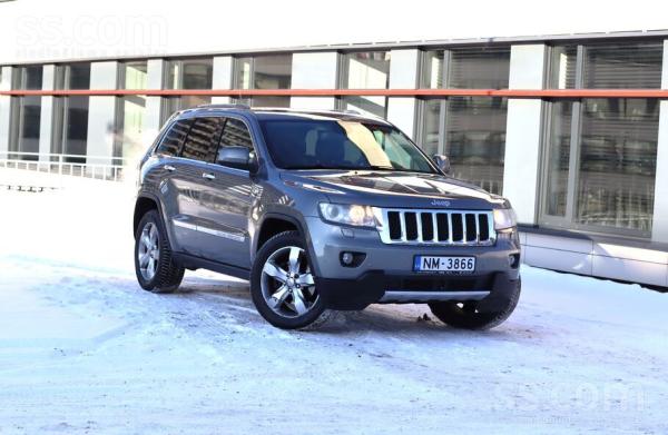 Grey Jeep Grand Cherokee 2012 in Riga, with an engine capacity of 3.00 L and mileage of 221 thousand km for 9980 €, photo 1 on AUTOMOTO.COM.LV