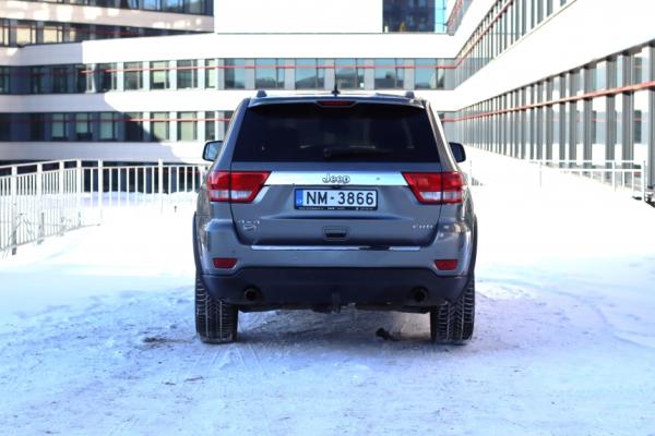 Pelēks Jeep Grand Cherokee 2012 Rīga, ar dzinēja tilpumu 3.00 L un nobraukumu 221 tūkst. km par 9980 €, foto 2 vietnē AUTOMOTO.COM.LV