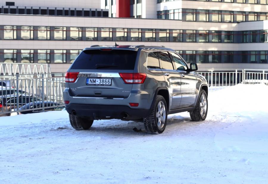 Pelēks Jeep Grand Cherokee 2012 Rīga, ar dzinēja tilpumu 3.00 L un nobraukumu 221 tūkst. km par 9980 €, foto 23 vietnē AUTOMOTO.COM.LV