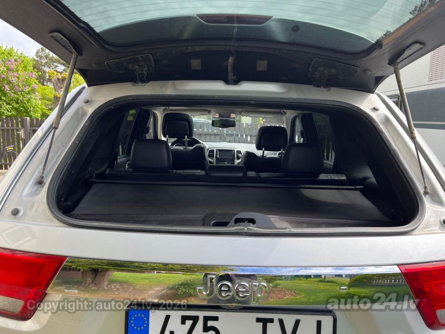 Grey Jeep Grand Cherokee 2012 in Tallinn, with an engine capacity of 3.00 L and mileage of 260 thousand km for 6900 €, photo 15 on AUTOMOTO.COM.LV