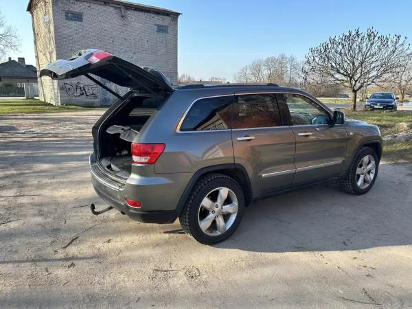 Grey Jeep Grand Cherokee 2012 in Grobiņa, with an engine capacity of 3.00 L and mileage of 314 thousand km for 9000 €, photo 8 on AUTOMOTO.COM.LV