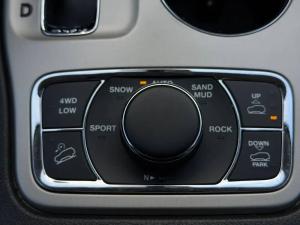 Pelēks Jeep Grand Cherokee 2012 Rīga, ar dzinēja tilpumu 3.00 L un nobraukumu 221 tūkst. km par 9980 €, foto 18 vietnē AUTOMOTO.COM.LV