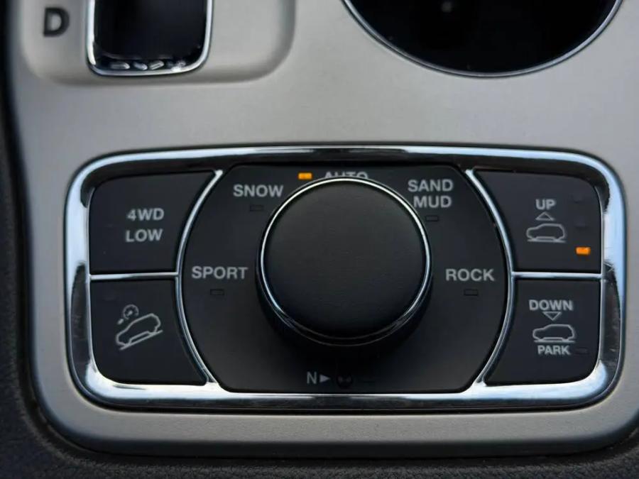 Pelēks Jeep Grand Cherokee 2012 Rīga, ar dzinēja tilpumu 3.00 L un nobraukumu 221 tūkst. km par 9980 €, foto 18 vietnē AUTOMOTO.COM.LV