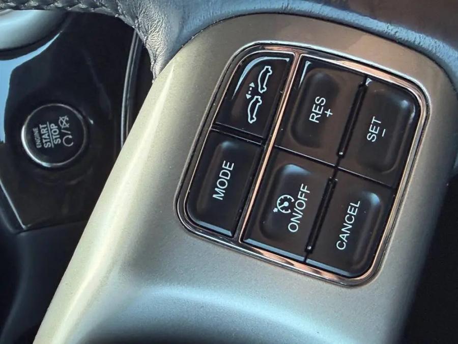 Pelēks Jeep Grand Cherokee 2012 Rīga, ar dzinēja tilpumu 3.00 L un nobraukumu 221 tūkst. km par 9980 €, foto 20 vietnē AUTOMOTO.COM.LV