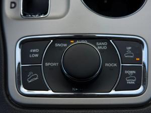 Grey Jeep Grand Cherokee 2012 in Riga, with an engine capacity of 3.00 L and mileage of 221 thousand km for 9980 €, photo 6 on AUTOMOTO.COM.LV