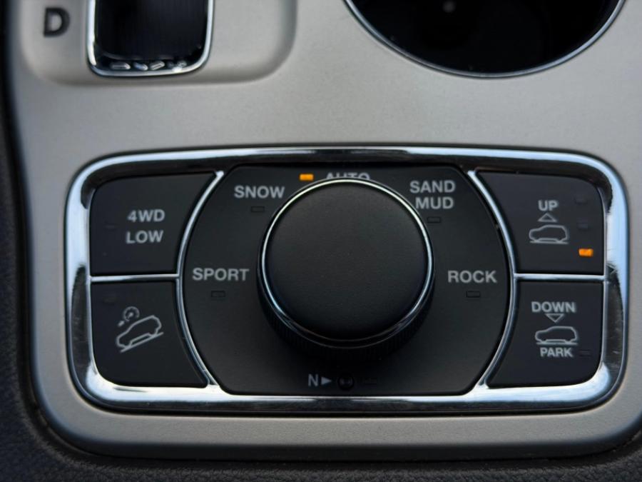 Grey Jeep Grand Cherokee 2012 in Riga, with an engine capacity of 3.00 L and mileage of 221 thousand km for 9980 €, photo 6 on AUTOMOTO.COM.LV
