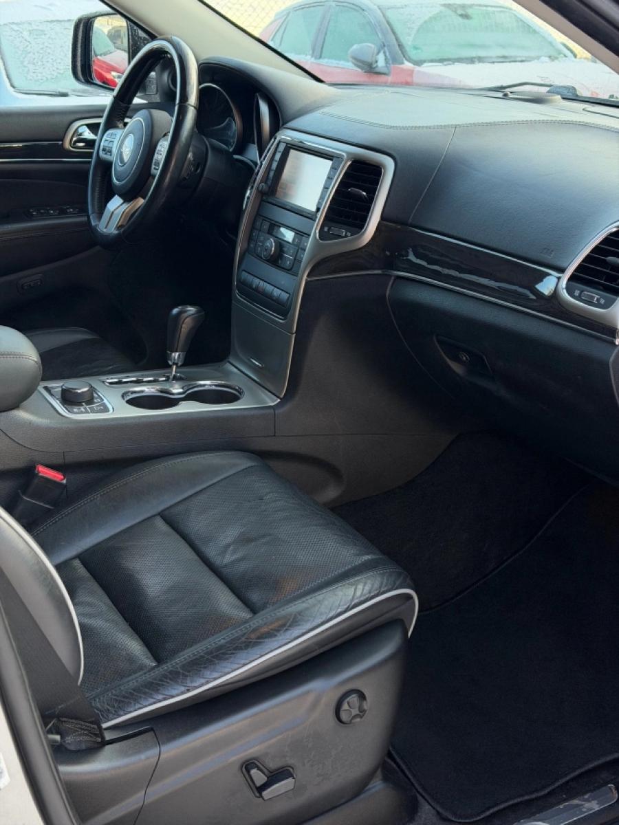 Grey Jeep Grand Cherokee 2012 in Riga, with an engine capacity of 3.00 L and mileage of 221 thousand km for 9980 €, photo 12 on AUTOMOTO.COM.LV