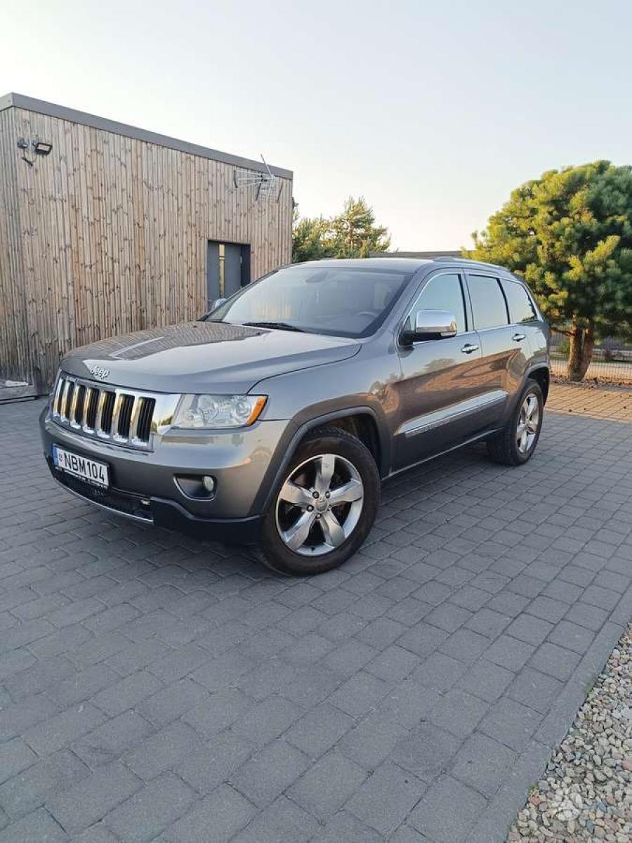 Grey Jeep Grand Cherokee 2012 in Vilnius, with an engine capacity of 5.70 L and mileage of 229 thousand km for 12900 €, photo 1 on AUTOMOTO.COM.LV