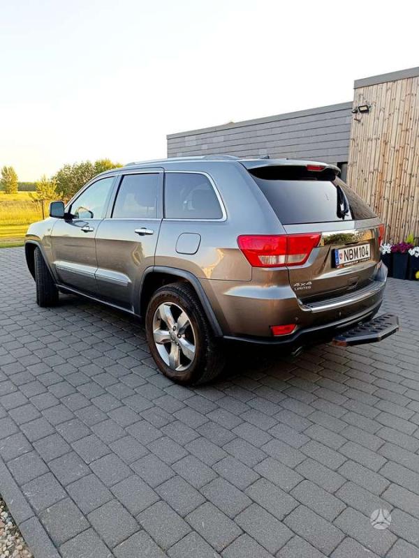 Grey Jeep Grand Cherokee 2012 in Vilnius, with an engine capacity of 5.70 L and mileage of 229 thousand km for 12900 €, photo 4 on AUTOMOTO.COM.LV