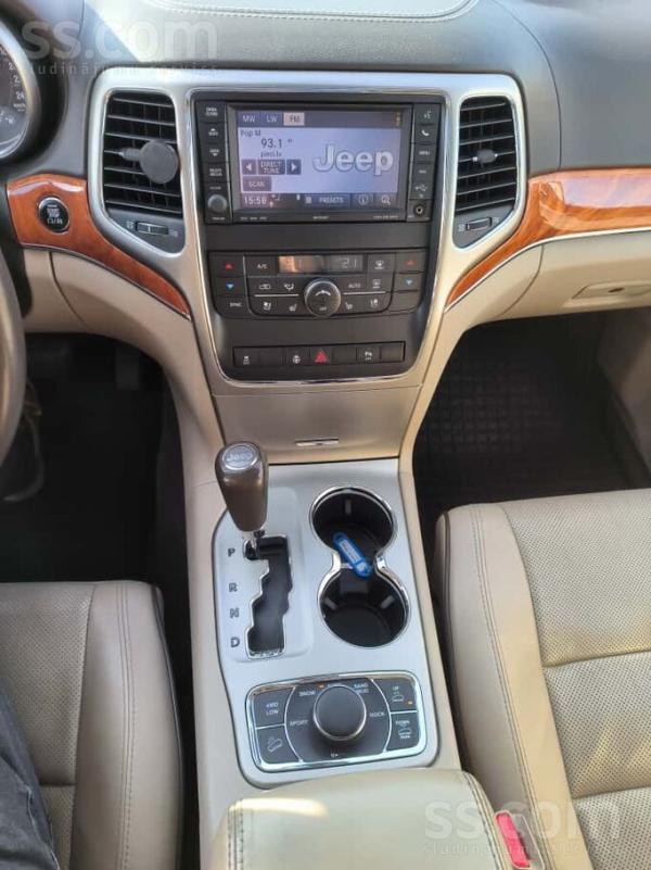 Grey Jeep Grand Cherokee 2012 in Riga, with an engine capacity of 3.00 L and mileage of 351 thousand km for 7700 €, photo 5 on AUTOMOTO.COM.LV