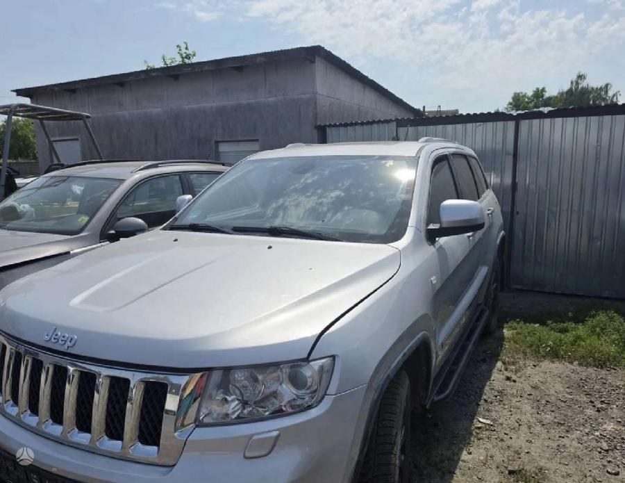 Grey Jeep Grand Cherokee 2012 in Vilnius, with an engine capacity of 2.99 L and mileage of 254 thousand km for 3750 €, photo 3 on AUTOMOTO.COM.LV