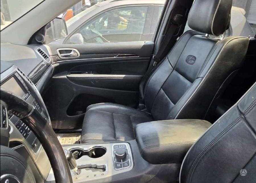 Grey Jeep Grand Cherokee 2012 in Vilnius, with an engine capacity of 2.99 L and mileage of 254 thousand km for 3750 €, photo 8 on AUTOMOTO.COM.LV