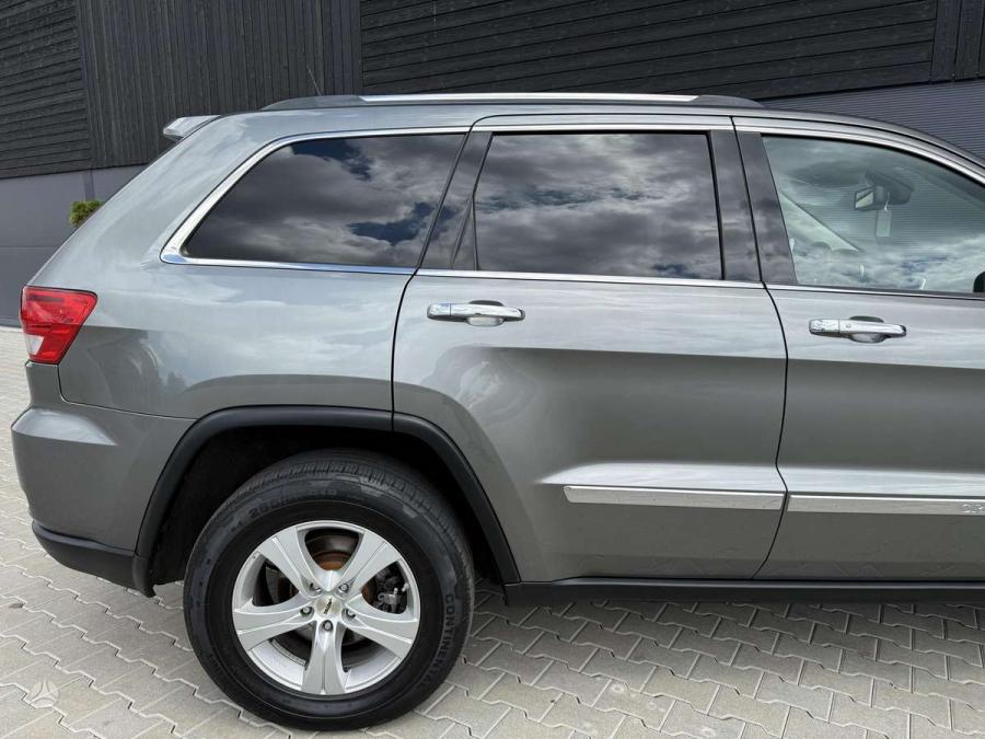Pelēks Jeep Grand Cherokee 2012 Šauļi, ar dzinēja tilpumu 2.99 L un nobraukumu 172 tūkst. km par 10999 €, foto 16 vietnē AUTOMOTO.COM.LV