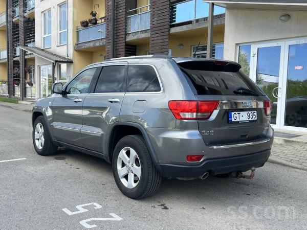 Pelēks Jeep Grand Cherokee 2012 Rīga, ar dzinēja tilpumu 3.00 L un nobraukumu 280 tūkst. km par 7990 €, foto 4 vietnē AUTOMOTO.COM.LV