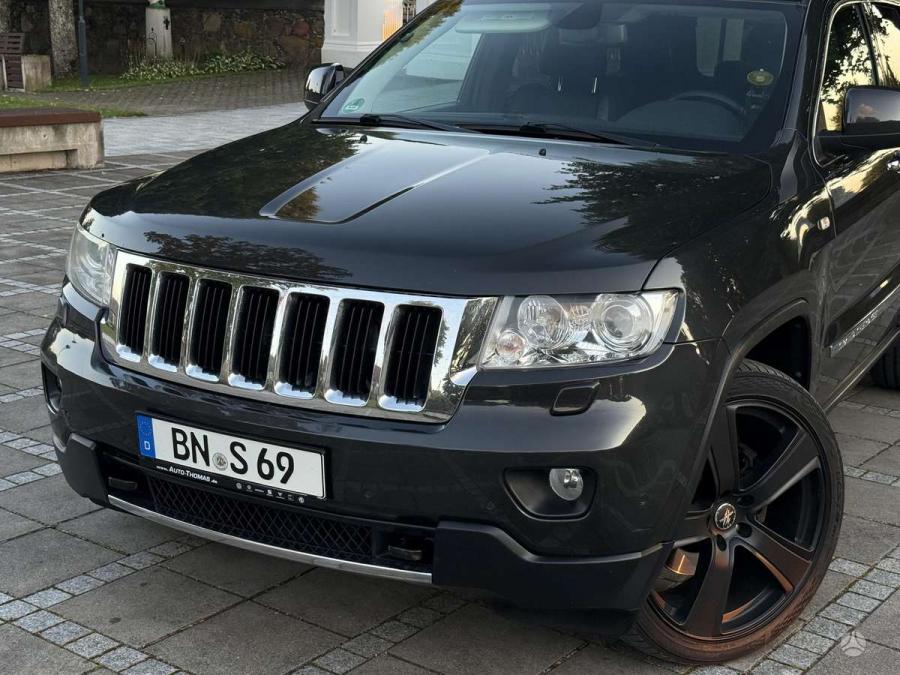 Grey Jeep Grand Cherokee 2012 in Raseiniai, with an engine capacity of 2.99 L and mileage of 226 thousand km for 8550 €, photo 5 on AUTOMOTO.COM.LV