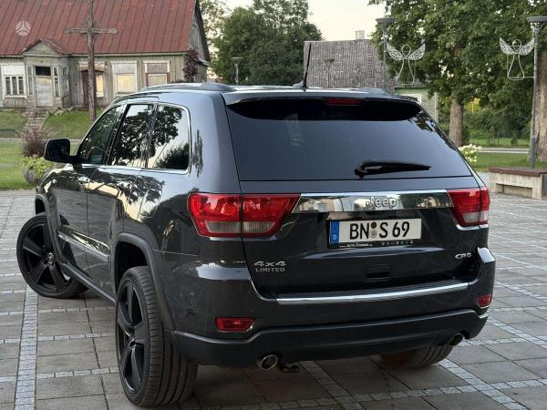 Grey Jeep Grand Cherokee 2012 in Raseiniai, with an engine capacity of 2.99 L and mileage of 226 thousand km for 8550 €, photo 8 on AUTOMOTO.COM.LV