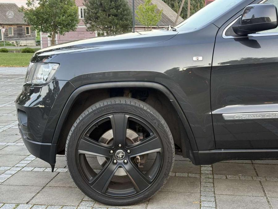 Grey Jeep Grand Cherokee 2012 in Raseiniai, with an engine capacity of 2.99 L and mileage of 226 thousand km for 8550 €, photo 12 on AUTOMOTO.COM.LV