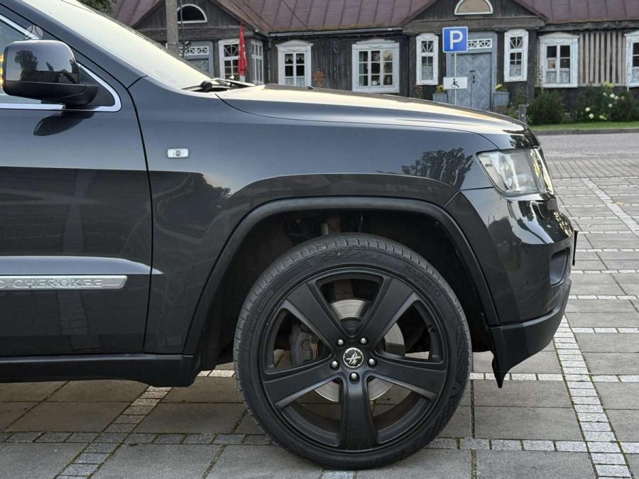 Grey Jeep Grand Cherokee 2012 in Raseiniai, with an engine capacity of 2.99 L and mileage of 226 thousand km for 8550 €, photo 13 on AUTOMOTO.COM.LV