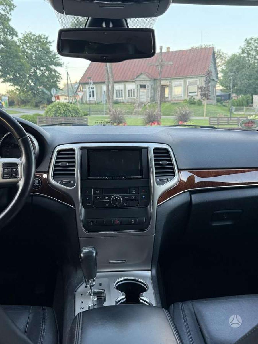 Grey Jeep Grand Cherokee 2012 in Raseiniai, with an engine capacity of 2.99 L and mileage of 226 thousand km for 8550 €, photo 19 on AUTOMOTO.COM.LV