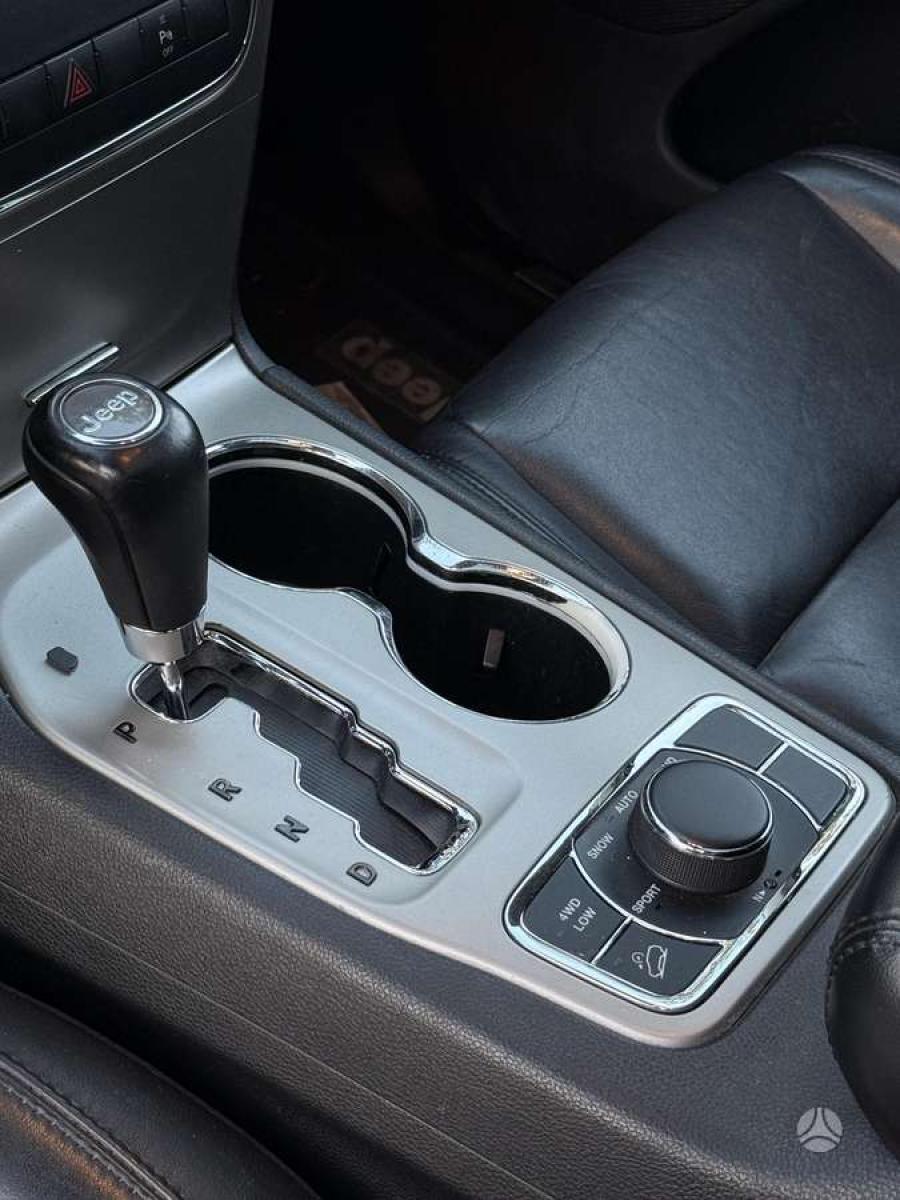 Grey Jeep Grand Cherokee 2012 in Raseiniai, with an engine capacity of 2.99 L and mileage of 226 thousand km for 8550 €, photo 24 on AUTOMOTO.COM.LV