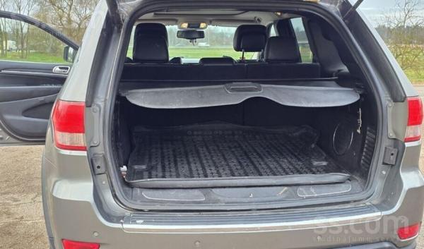 Grey Jeep Grand Cherokee 2012 in Liepaja, with an engine capacity of 3.00 L and mileage of 345 thousand km for 9650 €, photo 6 on AUTOMOTO.COM.LV