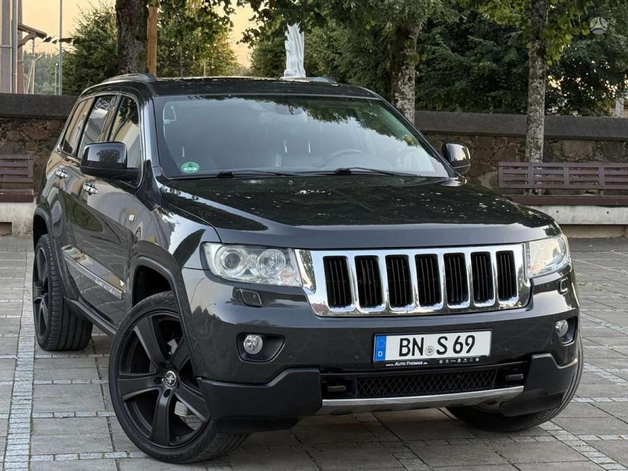 Grey Jeep Grand Cherokee 2012 in Raseiniai, with an engine capacity of 2.99 L and mileage of 226 thousand km for 8350 €, photo 1 on AUTOMOTO.COM.LV
