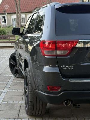 Grey Jeep Grand Cherokee 2012 in Raseiniai, with an engine capacity of 2.99 L and mileage of 226 thousand km for 8350 €, photo 9 on AUTOMOTO.COM.LV